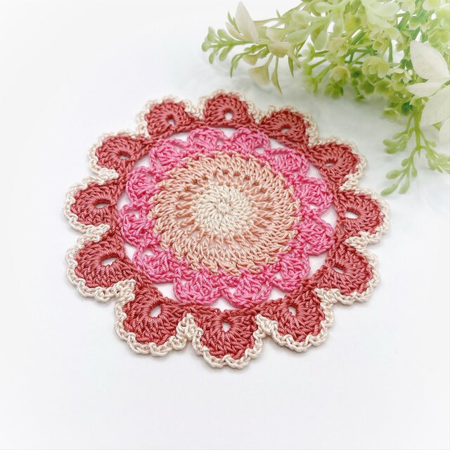 カラフルお花のドイリー082/ピンク | iichi 日々の暮らしを心地よくするハンドメイドやアンティークのマーケットプレイス