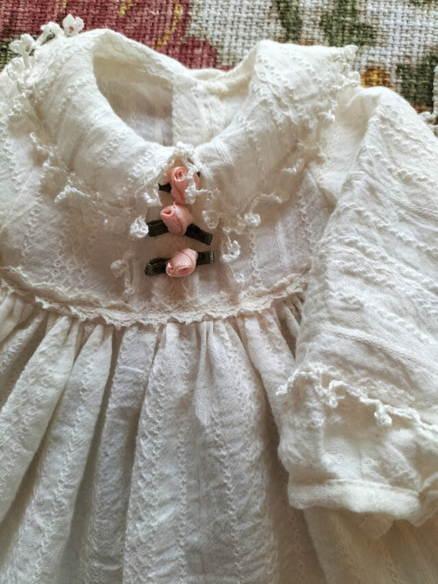 ドール背丈56cm前後用 地織ローン地ドレスとボネとドロワースのセット 送料込み | iichi 日々の暮らしを心地よくするハンドメイドやアンティークのマーケットプレイス