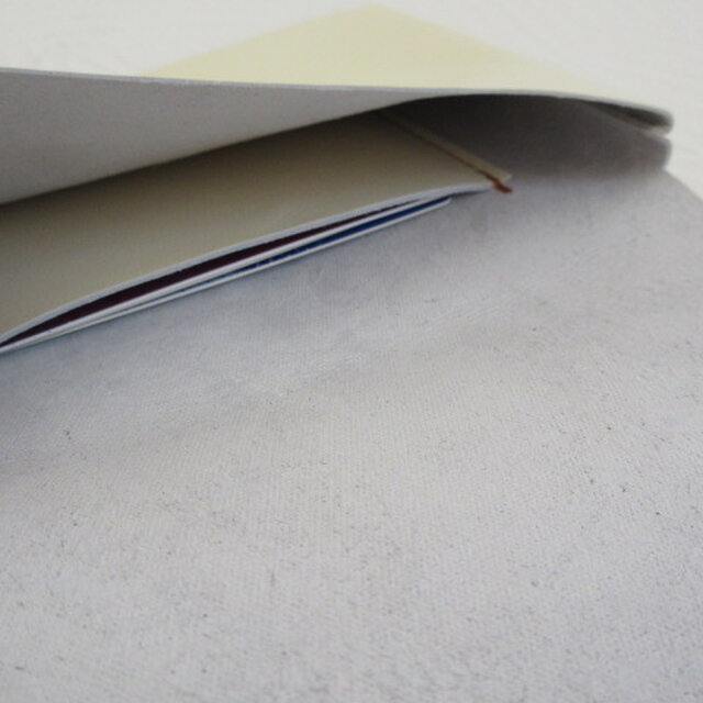 B7対応パスポートケース《ゴートスキン》クリーム・カードポケット付き・0161 | iichi 日々の暮らしを心地よくするハンドメイドやアンティークのマーケットプレイス