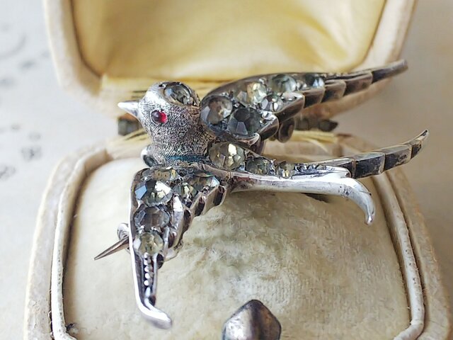 アンティーク Ruby-Eyes ツバメのブローチ（SILVER900）ネックレス2Way | iichi 日々の暮らしを心地よくするハンドメイドやアンティークのマーケットプレイス