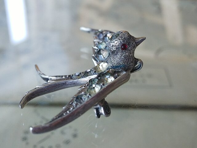 アンティーク Ruby-Eyes ツバメのブローチ（SILVER900）ネックレス2Way | iichi 日々の暮らしを心地よくするハンドメイドやアンティークのマーケットプレイス