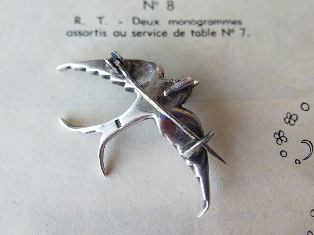 アンティーク Ruby-Eyes ツバメのブローチ（SILVER900）ネックレス2Way | iichi 日々の暮らしを心地よくするハンドメイドやアンティークのマーケットプレイス