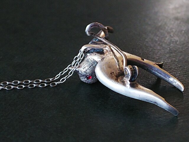 アンティーク Ruby-Eyes ツバメのブローチ（SILVER900）ネックレス2Way | iichi 日々の暮らしを心地よくするハンドメイドやアンティークのマーケットプレイス