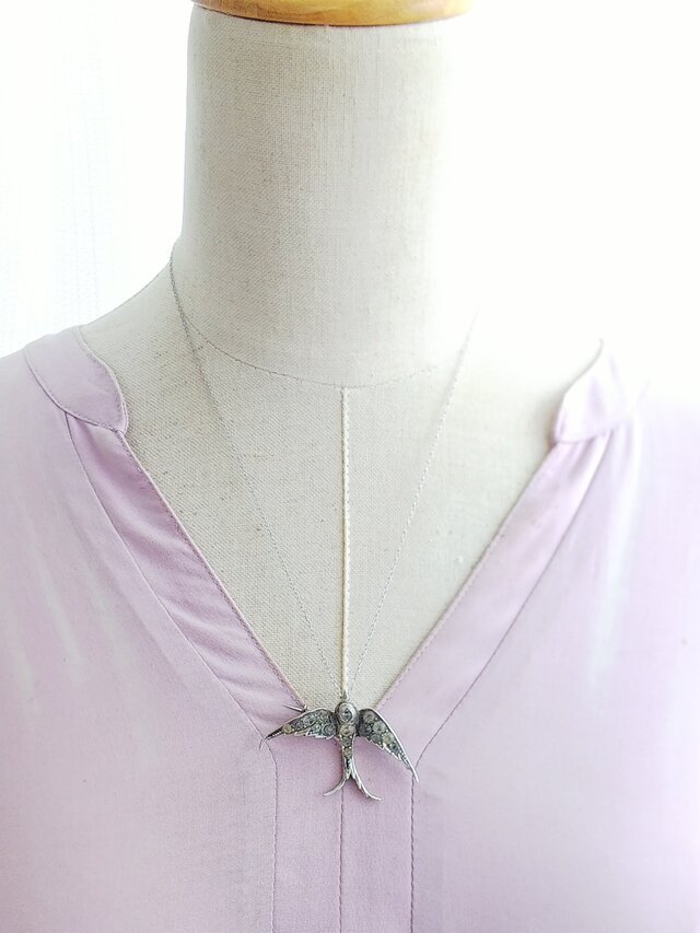 アンティーク Ruby-Eyes ツバメのブローチ（SILVER900）ネックレス2Way | iichi 日々の暮らしを心地よくするハンドメイドやアンティークのマーケットプレイス