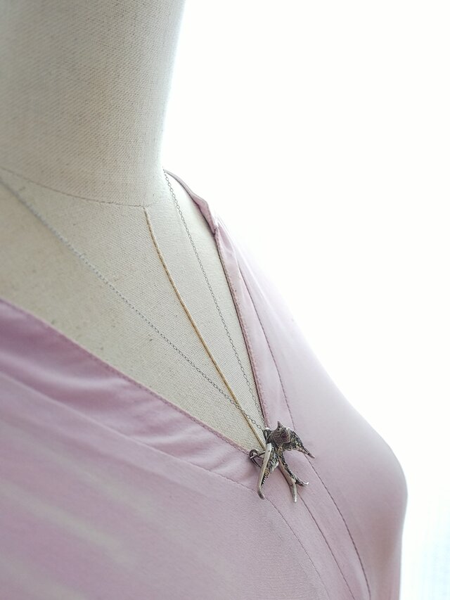 アンティーク Ruby-Eyes ツバメのブローチ（SILVER900）ネックレス2Way | iichi 日々の暮らしを心地よくするハンドメイドやアンティークのマーケットプレイス