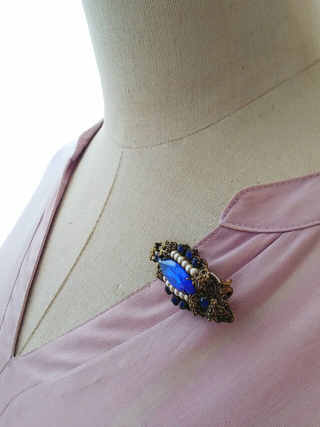 1930年代 サファイアBlueとネイビーBlue、Pearlとフィリグリーのブローチ | iichi 日々の暮らしを心地よくするハンドメイドやアンティークのマーケットプレイス