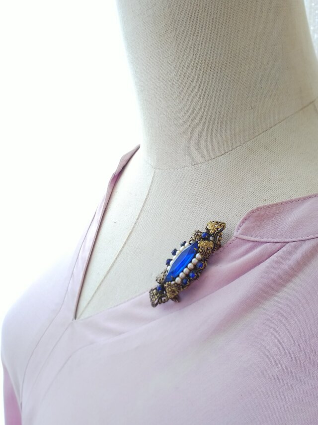 1930年代 サファイアBlueとネイビーBlue、Pearlとフィリグリーのブローチ | iichi 日々の暮らしを心地よくするハンドメイドやアンティークのマーケットプレイス