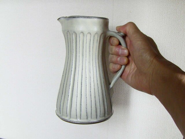 しのぎ手ピッチャー（蘭越）18cm | iichi 日々の暮らしを心地よくするハンドメイドやアンティークのマーケットプレイス
