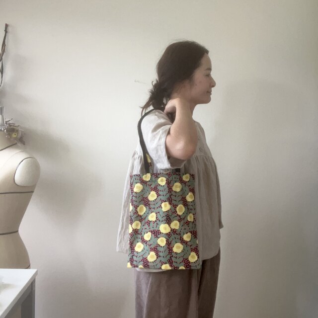 北欧柄のトートバッグ(ba-tt-082) | iichi 日々の暮らしを心地よくするハンドメイドやアンティークのマーケットプレイス