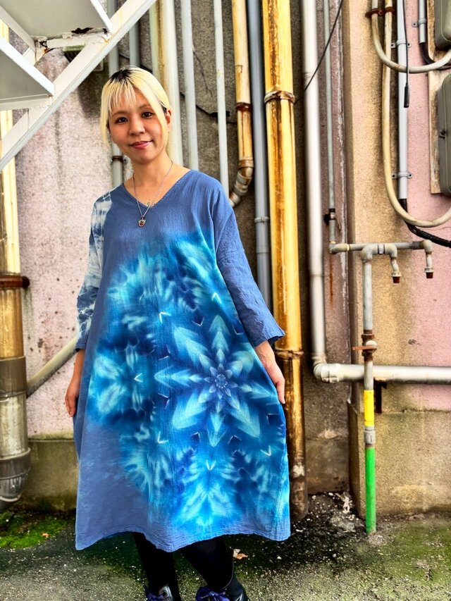 タイダイ ゆったりワンピース 藍色 スノーフレイク Hippies Dye最新作 HD24-18 | iichi 日々の暮らしを心地よくするハンドメイドやアンティークのマーケットプレイス