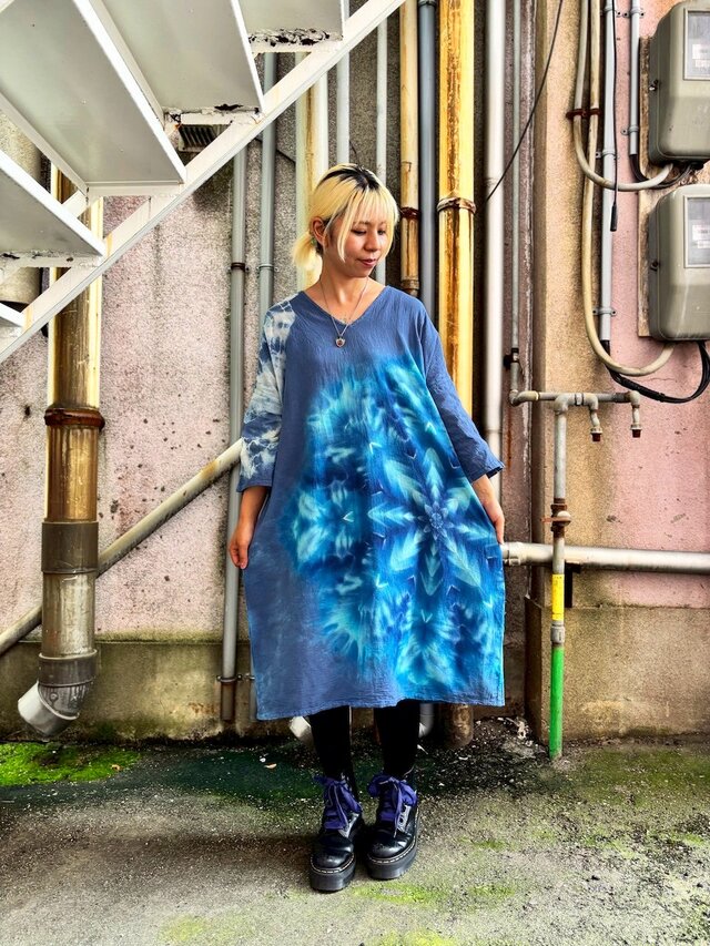 タイダイ ゆったりワンピース 藍色 スノーフレイク Hippies Dye最新作 HD24-18 | iichi 日々の暮らしを心地よくするハンドメイドやアンティークのマーケットプレイス