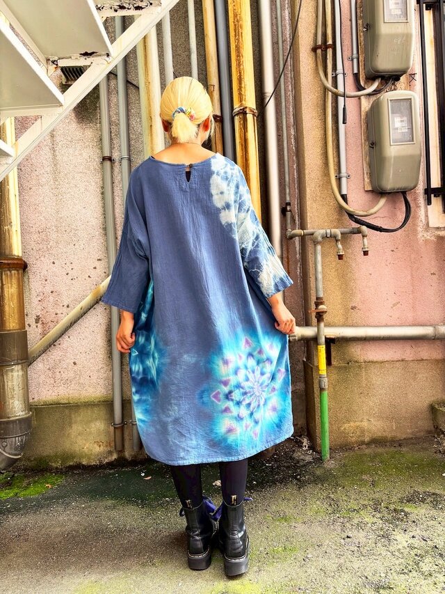 タイダイ ゆったりワンピース 藍色 スノーフレイク Hippies Dye最新作 HD24-18 | iichi 日々の暮らしを心地よくするハンドメイドやアンティークのマーケットプレイス
