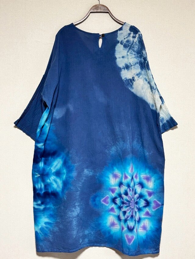 タイダイ ゆったりワンピース 藍色 スノーフレイク Hippies Dye最新作 HD24-18 | iichi 日々の暮らしを心地よくするハンドメイドやアンティークのマーケットプレイス