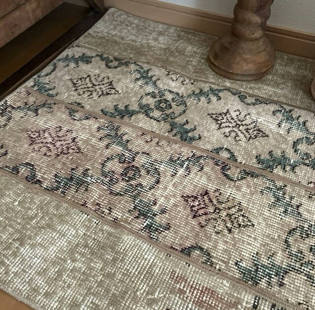 68.5×98 ベージュボタニカル パッチワーク トルコヴィンテージラグ | iichi 日々の暮らしを心地よくするハンドメイドやアンティークのマーケットプレイス