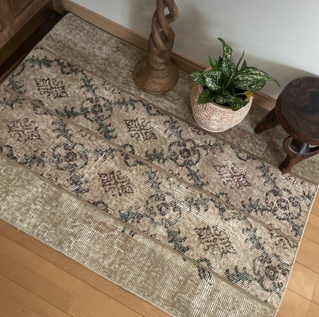 68.5×98 ベージュボタニカル パッチワーク トルコヴィンテージラグ | iichi 日々の暮らしを心地よくするハンドメイドやアンティークのマーケットプレイス