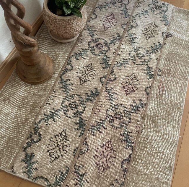 68.5×98 ベージュボタニカル パッチワーク トルコヴィンテージラグ | iichi 日々の暮らしを心地よくするハンドメイドやアンティークのマーケットプレイス