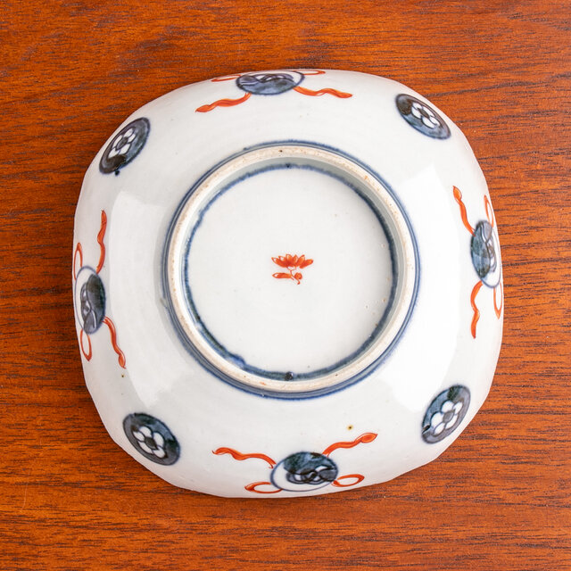 古伊万里 染錦 唐人更紗文 角平鉢 明治時代 E1669 | iichi 日々の暮らしを心地よくするハンドメイドやアンティークのマーケットプレイス