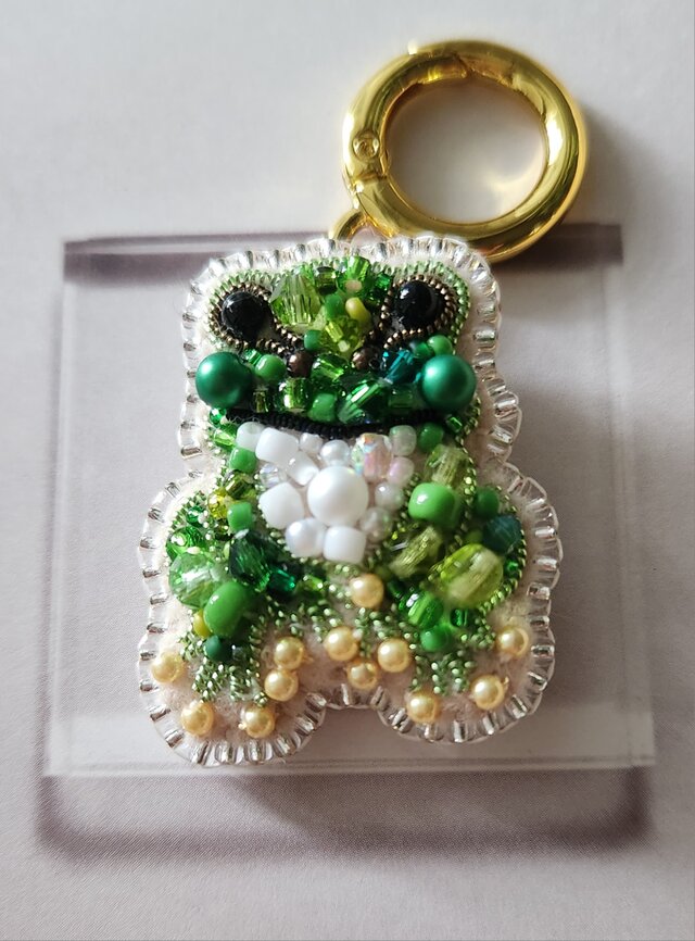 カエルさんのミニバッグチャーム | iichi 日々の暮らしを心地よくするハンドメイドやアンティークのマーケットプレイス