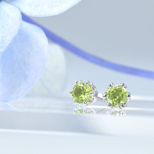 K18 ペリドット ピアス CJ038CIBSN | iichi 日々の暮らしを心地よくするハンドメイドやアンティークのマーケットプレイス