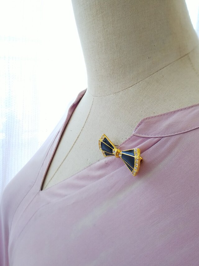 ヴィンテージ 漆黒／Gold／Rhineストーン リボンのブローチ | iichi 日々の暮らしを心地よくするハンドメイドやアンティークのマーケットプレイス