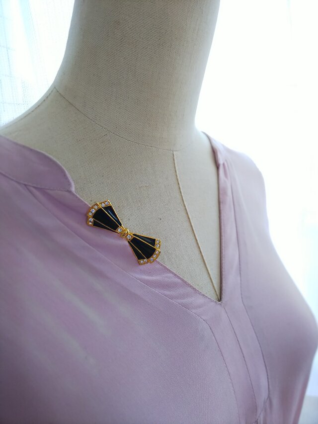 ヴィンテージ 漆黒／Gold／Rhineストーン リボンのブローチ | iichi 日々の暮らしを心地よくするハンドメイドやアンティークのマーケットプレイス