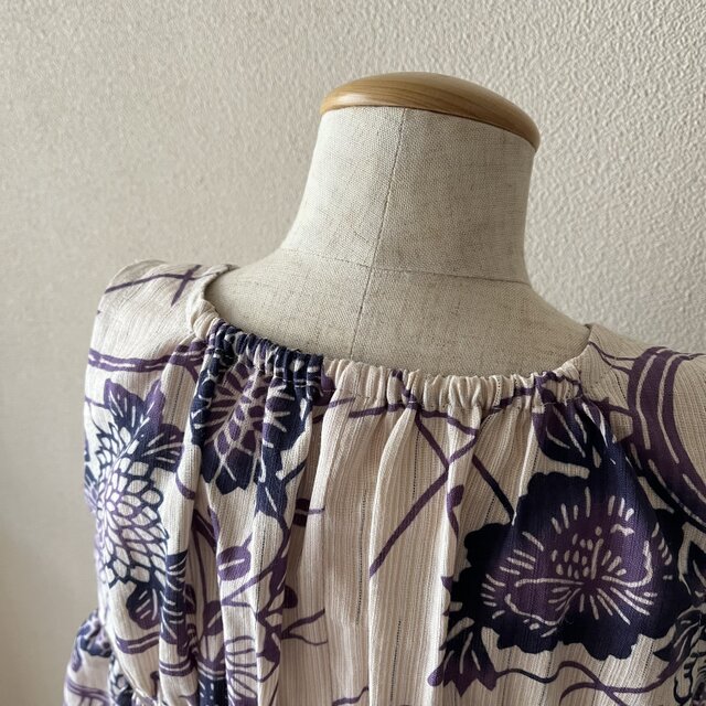 子供 浴衣地ひかえめフレアーワンピース 注染可愛い草花（ベージュ地に夏色） 80-130サイズ〈受注製作〉 | iichi 日々の暮らしを心地よくするハンドメイドやアンティークのマーケットプレイス