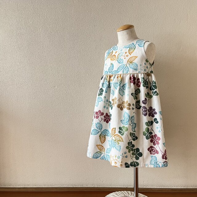 子供 浴衣地ひかえめフレアーワンピース 注染可愛い草花（ベージュ地に夏色） 80-130サイズ〈受注製作〉 | iichi 日々の暮らしを心地よくするハンドメイドやアンティークのマーケットプレイス