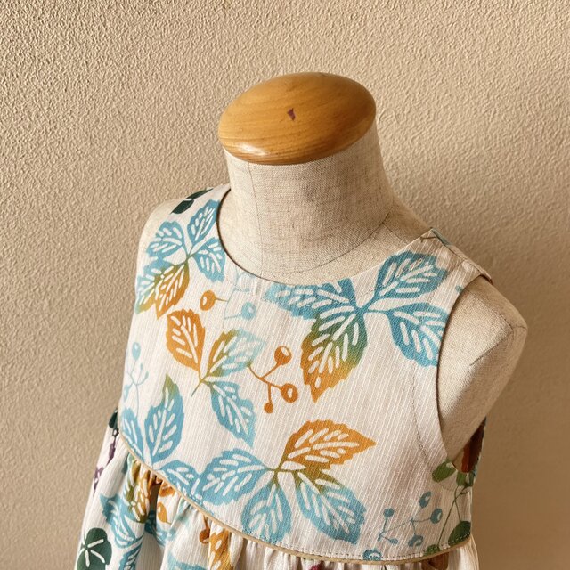 子供 浴衣地ひかえめフレアーワンピース 注染可愛い草花（ベージュ地に夏色） 80-130サイズ〈受注製作〉 | iichi 日々の暮らしを心地よくするハンドメイドやアンティークのマーケットプレイス