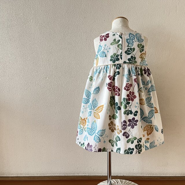 子供 浴衣地ひかえめフレアーワンピース 注染可愛い草花（ベージュ地に夏色） 80-130サイズ〈受注製作〉 | iichi 日々の暮らしを心地よくするハンドメイドやアンティークのマーケットプレイス