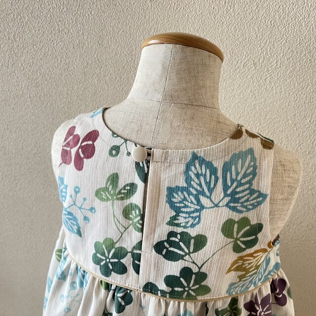 子供 浴衣地ひかえめフレアーワンピース 注染可愛い草花（ベージュ地に夏色） 80-130サイズ〈受注製作〉 | iichi 日々の暮らしを心地よくするハンドメイドやアンティークのマーケットプレイス