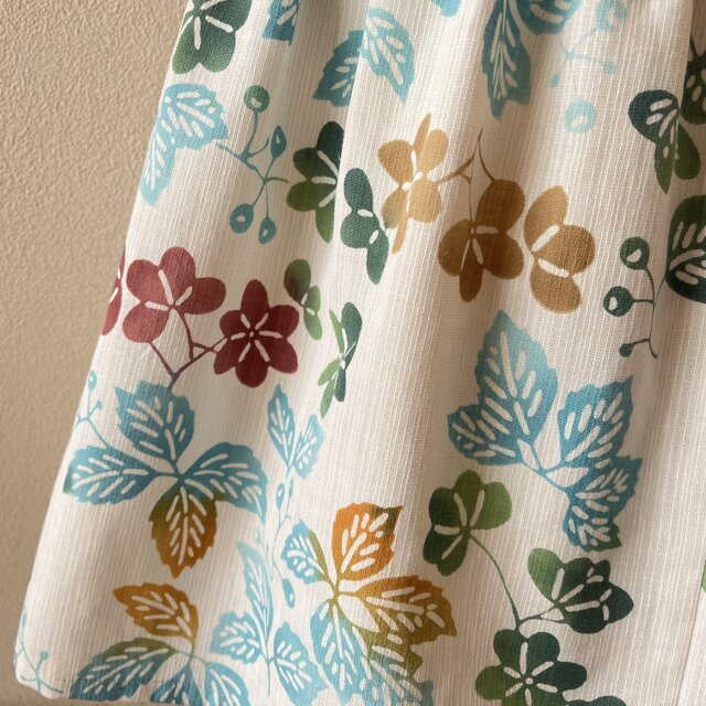 子供 浴衣地ひかえめフレアーワンピース 注染可愛い草花（ベージュ地に夏色） 80-130サイズ〈受注製作〉 | iichi 日々の暮らしを心地よくするハンドメイドやアンティークのマーケットプレイス