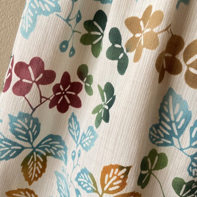 子供 浴衣地ひかえめフレアーワンピース 注染可愛い草花（ベージュ地に夏色） 80-130サイズ〈受注製作〉 | iichi 日々の暮らしを心地よくするハンドメイドやアンティークのマーケットプレイス