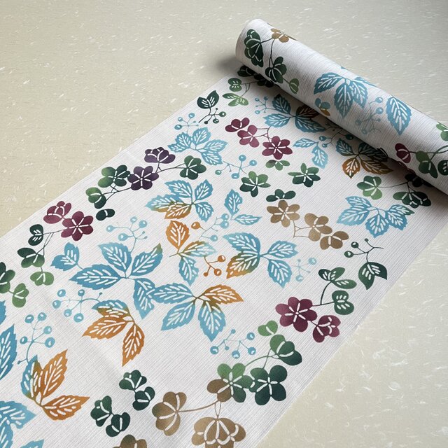 子供 浴衣地ひかえめフレアーワンピース 注染可愛い草花（ベージュ地に夏色） 80-130サイズ〈受注製作〉 | iichi 日々の暮らしを心地よくするハンドメイドやアンティークのマーケットプレイス