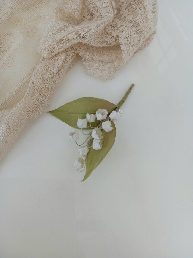 染め布花＊可愛いすずらんのコサージュ | iichi 日々の暮らしを心地よくするハンドメイドやアンティークのマーケットプレイス