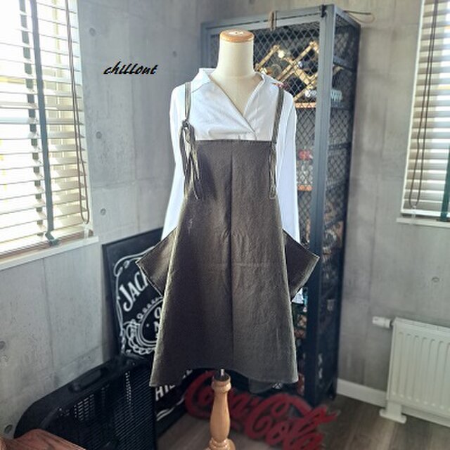 【背中がかわいい】エプロンドレス：ワッシャーリネン：オリーブドラブ【0752】 | iichi 日々の暮らしを心地よくするハンドメイドやアンティークのマーケットプレイス
