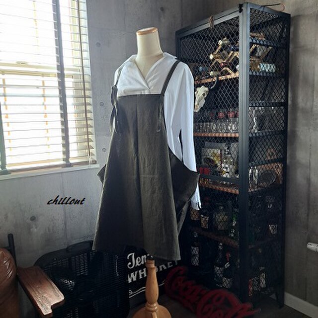 【背中がかわいい】エプロンドレス：ワッシャーリネン：オリーブドラブ【0752】 | iichi 日々の暮らしを心地よくするハンドメイドやアンティークのマーケットプレイス