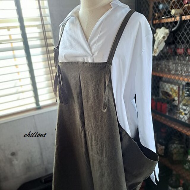 【背中がかわいい】エプロンドレス：ワッシャーリネン：オリーブドラブ【0752】 | iichi 日々の暮らしを心地よくするハンドメイドやアンティークのマーケットプレイス
