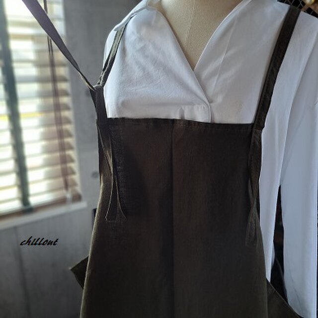 【背中がかわいい】エプロンドレス：ワッシャーリネン：オリーブドラブ【0752】 | iichi 日々の暮らしを心地よくするハンドメイドやアンティークのマーケットプレイス