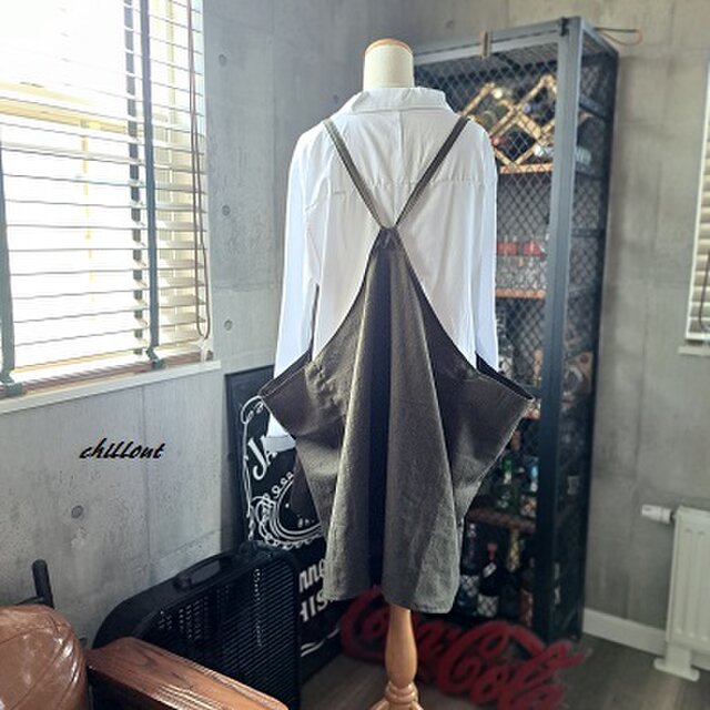 【背中がかわいい】エプロンドレス：ワッシャーリネン：オリーブドラブ【0752】 | iichi 日々の暮らしを心地よくするハンドメイドやアンティークのマーケットプレイス