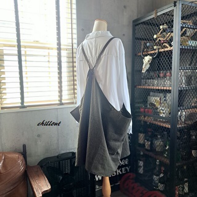 【背中がかわいい】エプロンドレス：ワッシャーリネン：オリーブドラブ【0752】 | iichi 日々の暮らしを心地よくするハンドメイドやアンティークのマーケットプレイス