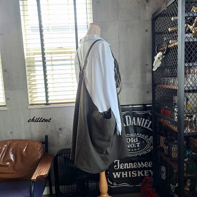 【背中がかわいい】エプロンドレス：ワッシャーリネン：オリーブドラブ【0752】 | iichi 日々の暮らしを心地よくするハンドメイドやアンティークのマーケットプレイス