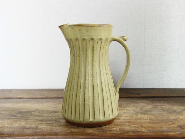 しのぎ手ピッチャー（伊羅保）15cm | iichi 日々の暮らしを心地よくするハンドメイドやアンティークのマーケットプレイス