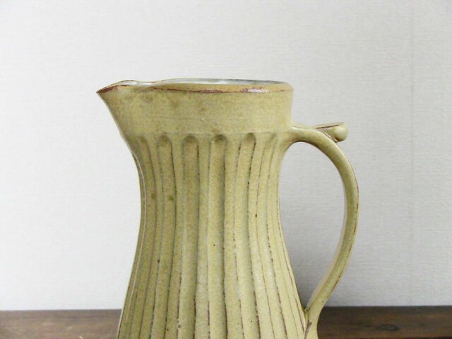 しのぎ手ピッチャー（伊羅保）15cm | iichi 日々の暮らしを心地よくするハンドメイドやアンティークのマーケットプレイス