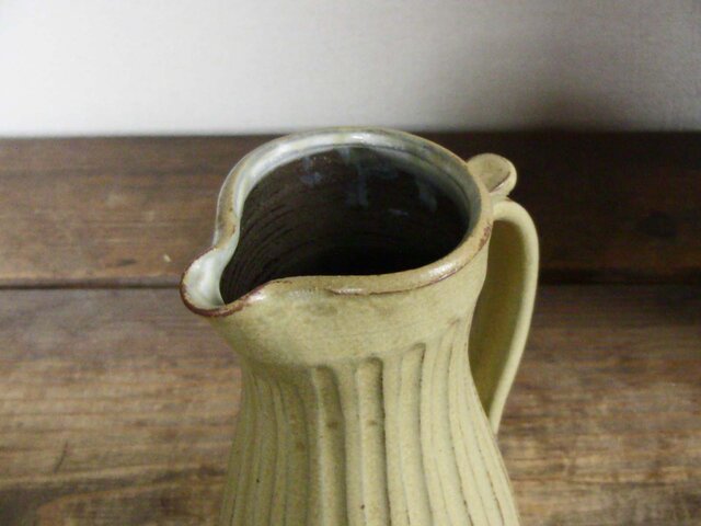しのぎ手ピッチャー（伊羅保）15cm | iichi 日々の暮らしを心地よくするハンドメイドやアンティークのマーケットプレイス