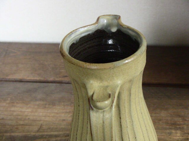 しのぎ手ピッチャー（伊羅保）15cm | iichi 日々の暮らしを心地よくするハンドメイドやアンティークのマーケットプレイス