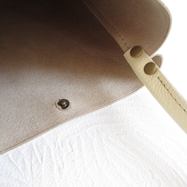 ぷっくり三角マチ♪《牛革》BOXサコッシュ・シュリンクレザー・アイボリー・0132 | iichi 日々の暮らしを心地よくするハンドメイドやアンティークのマーケットプレイス