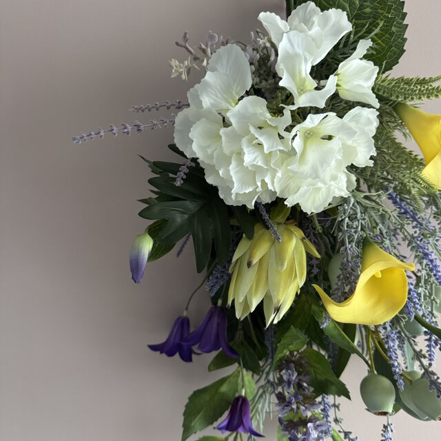 【夏の新作70cm！】凜とした姿で咲く「カラー」インテリアにも馴染みやすいラベンダー＆バイオレットのサマースワッグ | iichi 日々の暮らしを心地よくするハンドメイドやアンティークの ...