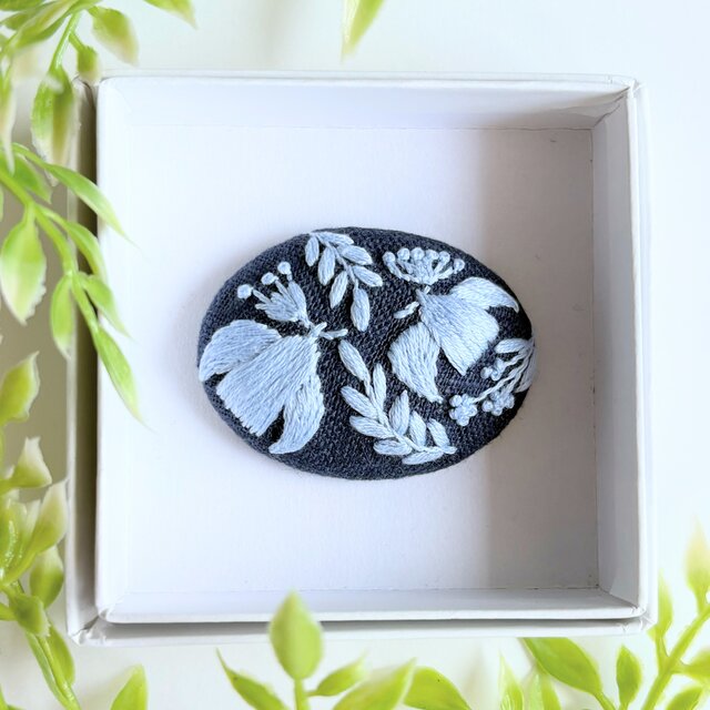 北欧風ことりと草花の刺繍ブローチ#374 | iichi 日々の暮らしを心地よくするハンドメイドやアンティークのマーケットプレイス