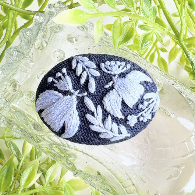 北欧風ことりと草花の刺繍ブローチ#374 | iichi 日々の暮らしを心地よくするハンドメイドやアンティークのマーケットプレイス