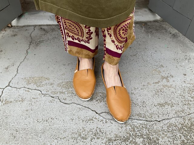 素足で心地よく。夏を楽しむ手しごとのレザーシューズ〈キャメル〉 | iichi 日々の暮らしを心地よくするハンドメイドやアンティークのマーケットプレイス